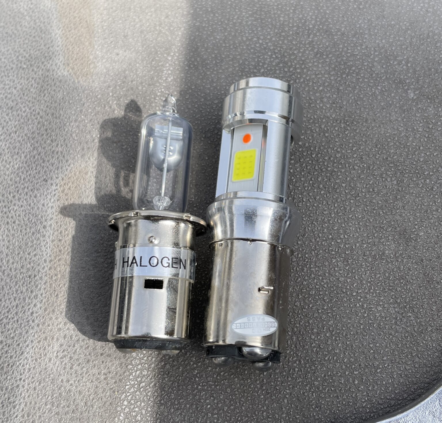 【ベスパLX125に合うヘッドライトバルブ】交換方法を画像付きで徹底解説！ついでにLED化！ – 勝手に報告社 ねろぶろ